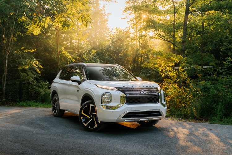 Weekends: 2023 Mitsubishi Outlander - Vicarious Magazine